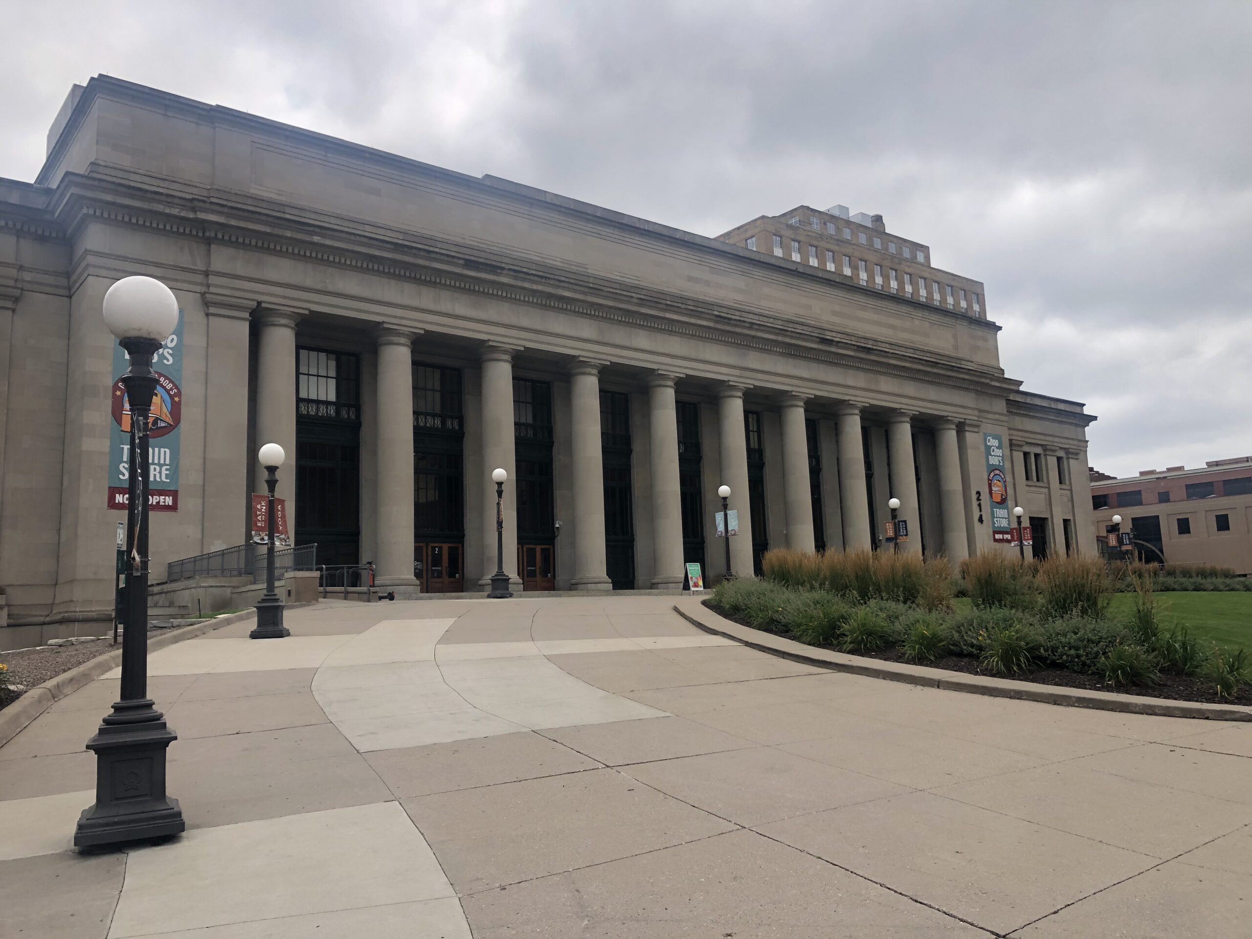 HH Play – Nonstop to the Moon